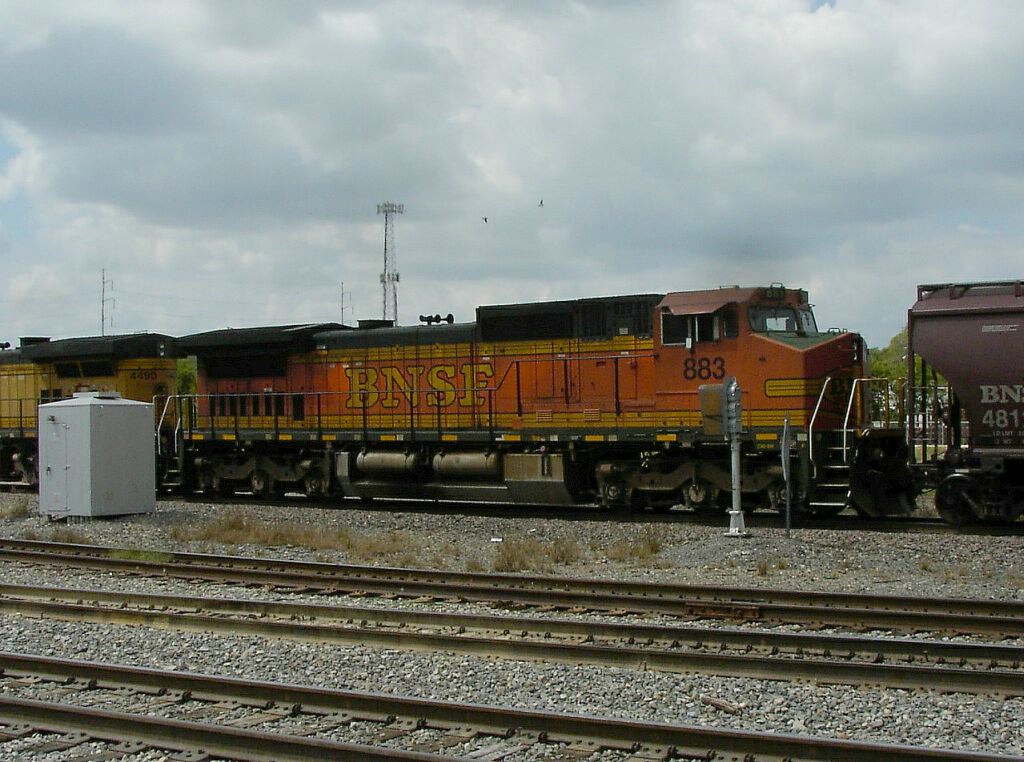 BNSF 883